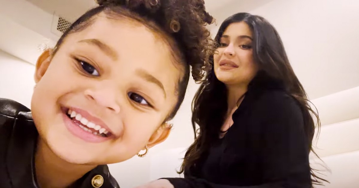 Kylie Jenner, Travis Scott og Stormi ønsker Wolf Webster velkommen