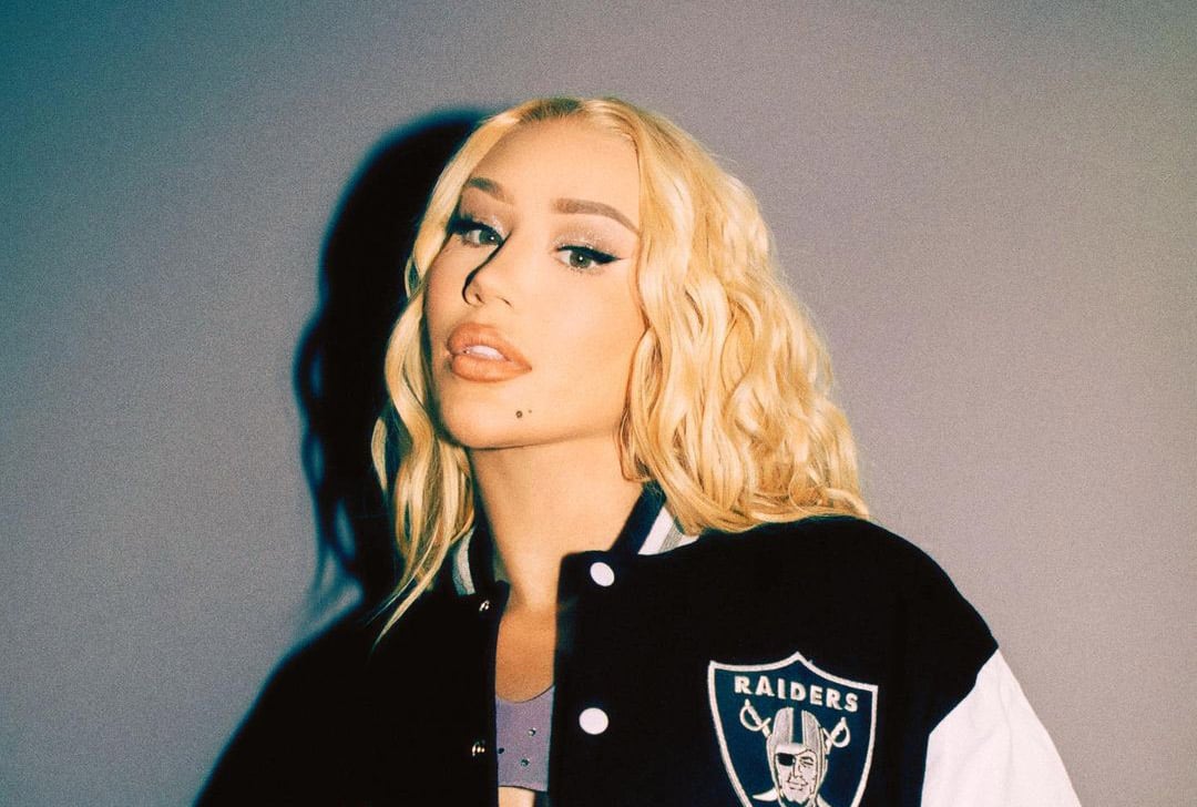 Iggy Azalea trekker seg som rapper - legger Hotter Than Hell på is