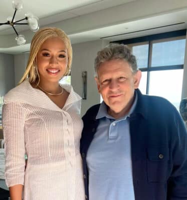 Tolou signerer med Sir Lucian Grainge og Universal Music Group