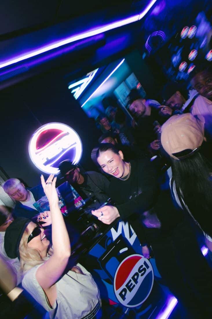 Pepsi feiret relansering av logo med pop-up i Oslo - se bilder - 730.no
